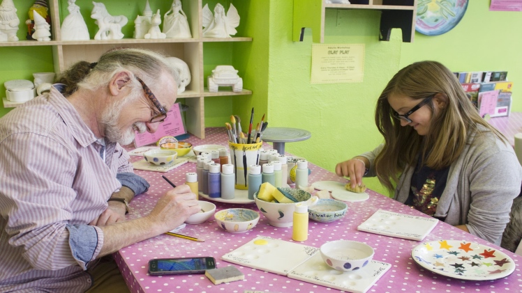 5 Benefits of Going to a Paint Cafe With Your Family | Dailynewstv.co